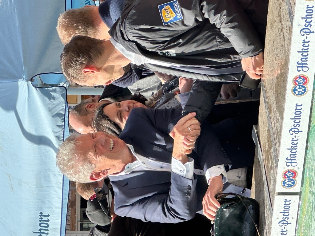 Pfeifer beim Geldbeutelwaschen am Fischbrunnen