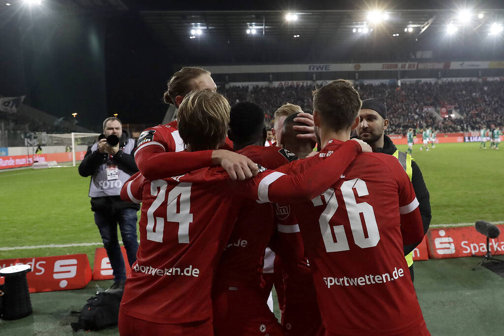 Essen springt durch 1:0 gegen Lübeck auf Platz 6 - Fan-Proteste in den ... Essen springt durch 1:0 gegen Lübeck auf Platz 6 - Fan-Proteste in den ...